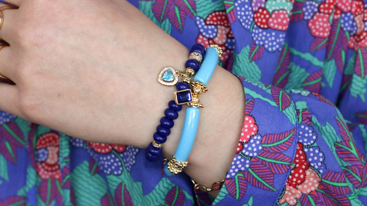 Tuto Dúo de pulseras elásticas azules con colgantes de corazón de strass
