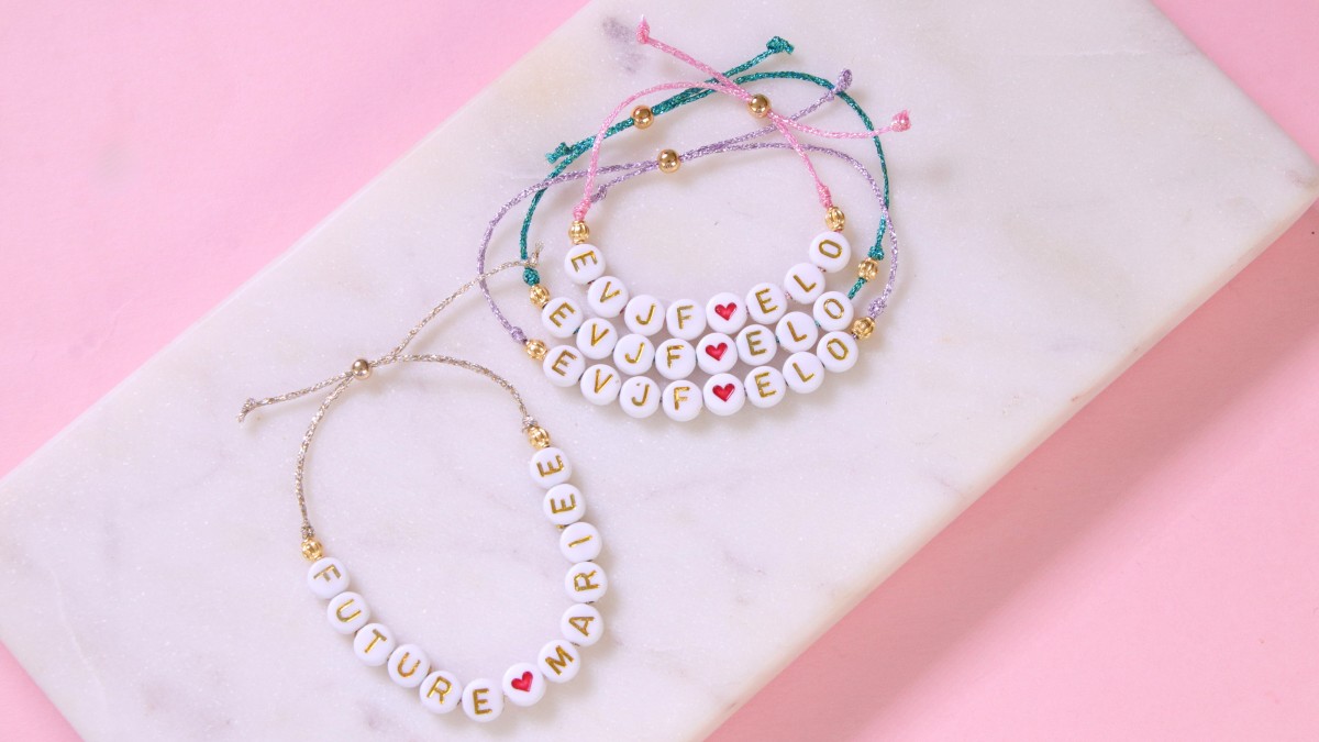 Pulseras para despedida de soltera con hilo metalizado y cuentas con letras